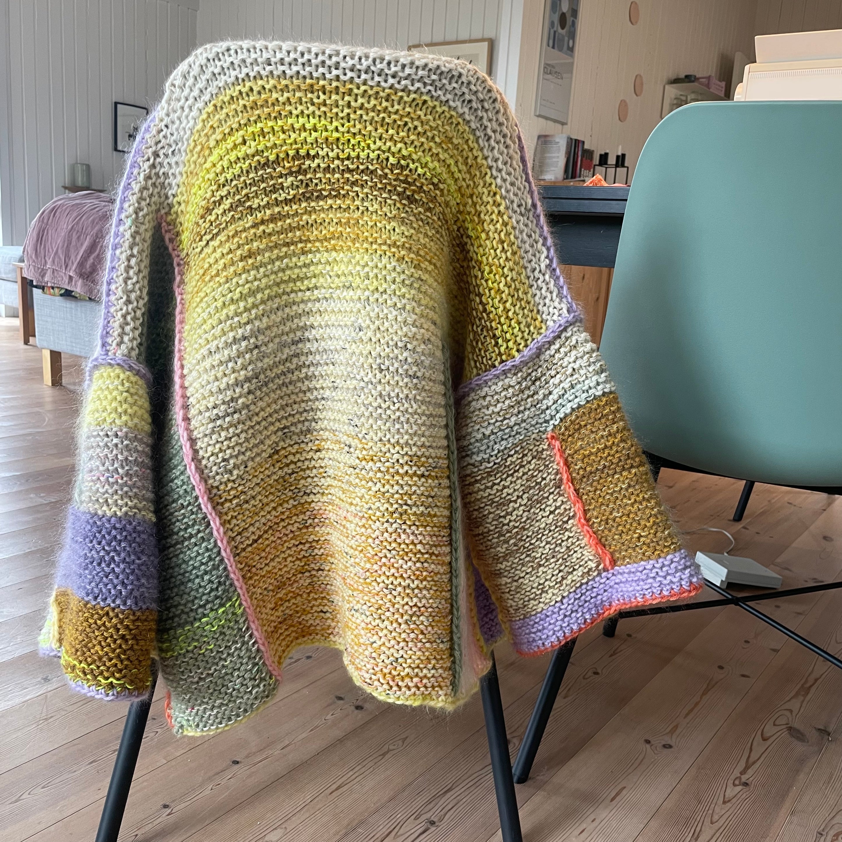 Julie Jakken – Skabagtig